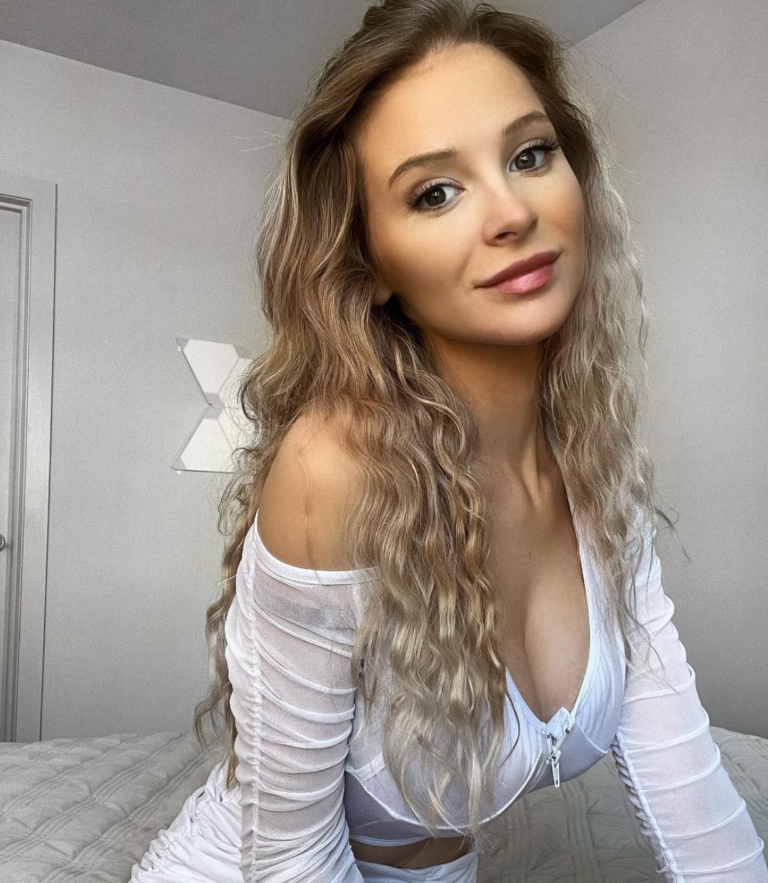 Bebahan: Your Hot Gamer Girlfriend (OnlyFans Review) | fanscribers.com